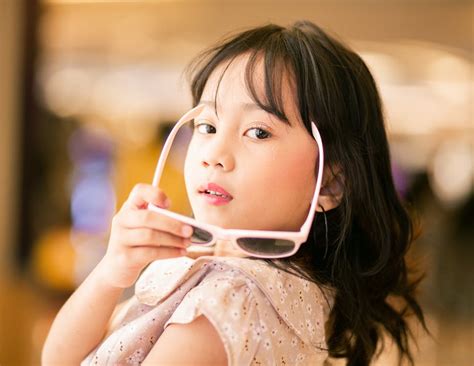 가벼운 메이크업 검은 머리 귀여운 긴 머리 눈 눈맞춤 달콤한 매력적인 발랄한 매력 배경 흐림 보케 배경