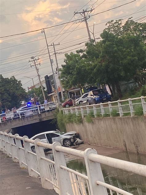 Cae Vehículo A Canal Pluvial Tras Choque En Culiacán