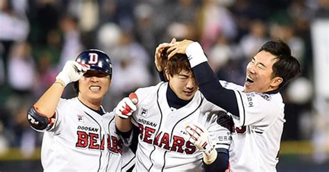 Md포토 박건우 정수빈 허경민의 축하를 받으며