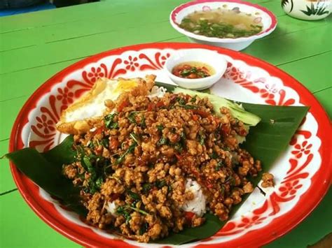 อิ่มสะใจ แจกพิกัด 4 ร้านกะเพราถาดยักษ์ จัดใหญ่ จัดหนัก ต้องไปลอง