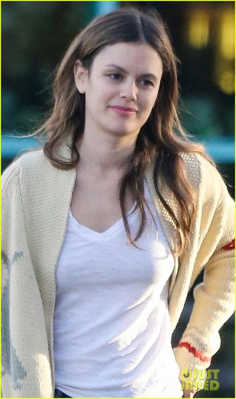 Rachel Bilson Goes Makeup Free While Christmas Shopping Photo 4003262