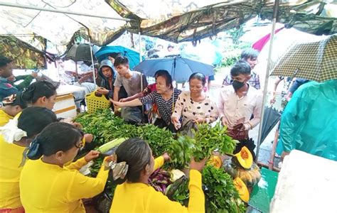 ရခိုင်ပြည်နယ်၊ စစ်တွေမြို့ရှိ မုန်တိုင်းဒဏ်သင့်ပြည်သူများအား စားသောက်ကုန်ပစ္စည်းများနှင့