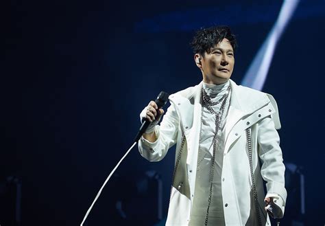 記者 梅花新聞網 田瑜萍台北報導 張信哲比心宣布脫單 甜蜜互動掀粉絲暴動 ｜ 梅花新聞網