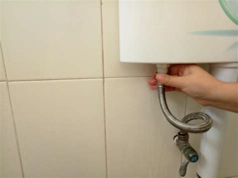 厕所冲水箱拆除方式