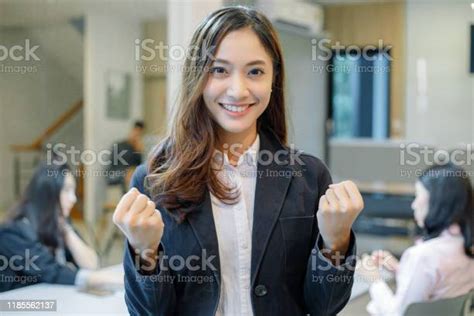아시아 사업가 성공과 우승 컨셉 돌파구와 업적을 축하하는 손을 들고 행복한 팀 기업 문화에 대한 스톡 사진 및 기타 이미지