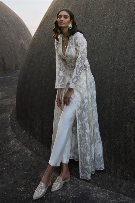 Pin By Marta On Desi Fashion Indian Wedding Outfits Trendy Outfits