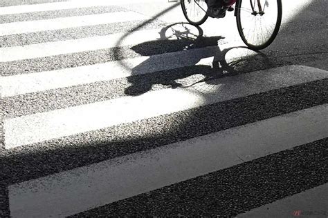 【自転車のダメ絶対】子供の方が守ってる？「赤は停まれ、青は進め」 違反するのはカッコ悪い バイクのニュース