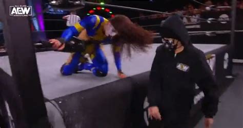 Aew News Mercedes Martinez Returns And Attacks Thunder Rosa