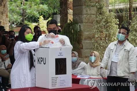 투표하는 조코위 인니 대통령 사위 보비 메단시장 후보 연합뉴스