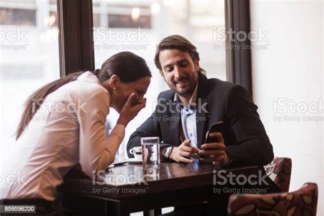 이동 중에 사업입니다 두 동료는 커피 브레이크를 즐길 수 2명에 대한 스톡 사진 및 기타 이미지 2명 30 39세 기업