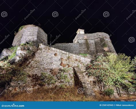 Escena Nocturna Del Castillo Callejero En Gjirokaster Albania Imagen De