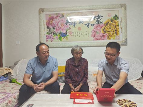 民乐县人民政府网洪水镇开展“七一”走访慰问老党员活动
