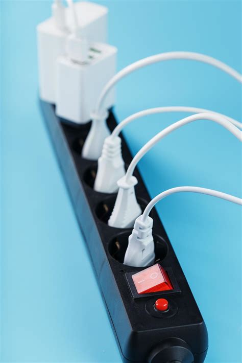 Protector Contra Sobretensiones Con Cables Blancos Conectados De