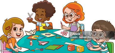 미취학 아동은 수제 공예품을 자르고 붙입니다 똑똑한 아이들은 다채로운 종이 시트를 자르기 위해 가위를 사용합니다 교육 창의성 및 예술 종이와 가위를 사용하는 창의적인 학생들