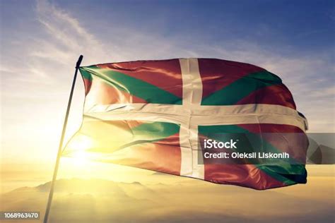 스페인 국기 섬유 피복 직물 최고의 일출 안개 안개에 흔들며의 바스크 자치 지역 사회 0명에 대한 스톡 사진 및 기타 이미지 0명 공단 공휴일 Istock