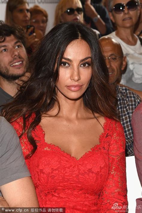 意大利性感女神珍娜搔首弄姿 秀美腿丰胸新浪图片