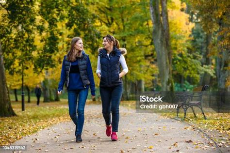 도시 공원에서 산책 하는 사람들 2명에 대한 스톡 사진 및 기타 이미지 2명 가을 가족 Istock