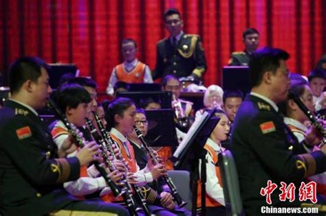 解放軍軍樂團與重慶特殊教育中心盲孩子同台演出 每日頭條