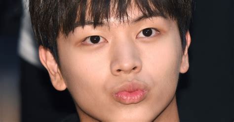 비투비 육성재 키스를 부르는 하트 입술~