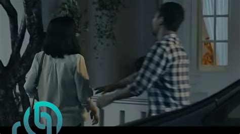 عندما فتحت هذه الأم الشباك و نظرت منه في الليل وجدت ابنتها في الخارج
