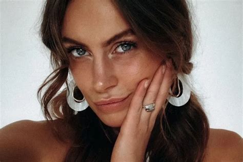 Hollands Bommetje Maartje Van Noort Wandelt Graag Met Weinig Kleren