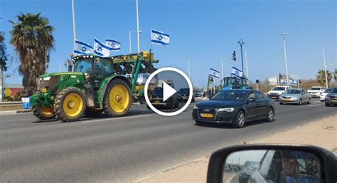 Panet عكا مركبات زراعية محملة بلافتات واعلام في المظاهرة ضد خطة