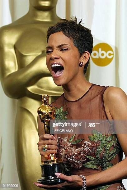 Us Actress Halle Berry Holds The Oscar Statue After Winning The Award