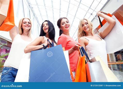 Mujeres Vendedoras Imagen De Archivo Imagen De Tenencia 272512587