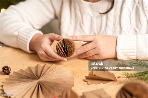 소녀는 자신의 손으로 종이로 크리스마스 트리 장식을 만듭니다 걸음 14 15 살에 대한 스톡 사진 및 기타 이미지 14 15