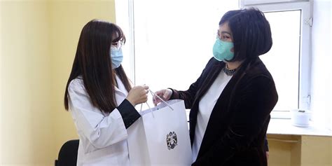 Эмч эмнэлгийн ажилтнуудад дархлаа дэмжих багц гардуулжээ