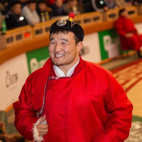 Амьдралд нээх олон худ найз хэрэггүй Хүнд үед нь орхидоггүй Хүчээ авсан үед нь атаарахдаггүй