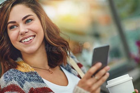 O Que Se Segue Na Ordem Do Dia Uma Jovem Feliz Usando Seu Celular