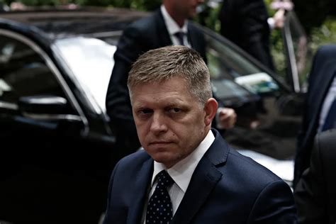 Фицо заявил что вместе с ним в Москву на 9 Мая приедут двое студентов