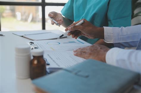 현대 병원의 회의실에서 회의를 갖는 전문 의사들의 국제 팀 의료 및 의료 개발 개념입니다 3 명에 대한 스톡 사진 및 기타 이미지 Istock