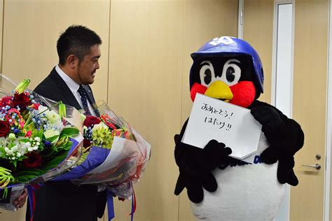 ヤクルト館山、畠山の引退会見につば九郎も登場「ぱとろーるしようね」 Full Count 2