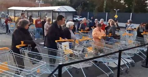 Customers Lined Up Before Opening Because Every Penny Counts Archyde