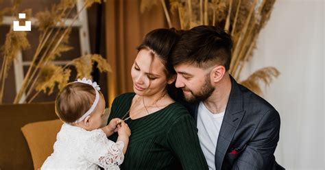 검은 양복 재킷을 입은 남자가 하얀 드레스를 입은 소녀를 안고 있다 사진 Unsplash의 무료 의류 이미지