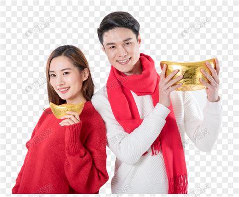 新年情侣手拿金元宝元素素材下载 正版素材400607987 摄图网