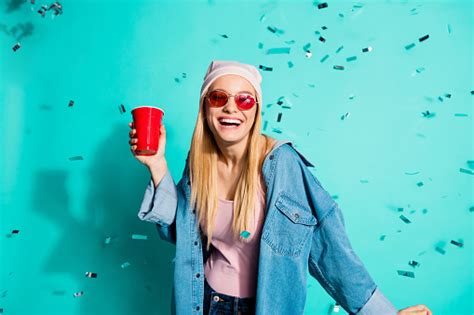 그녀의 초상화 그녀 보기 매력적인 매력적인 매력적인 매력적인 멋진 쾌활 한 긍정적인 여자 들고 손 빨간 컵 휴식 휴식 휴식 고립 된 밝은 생생한 빛나는 블루 녹색 청록색