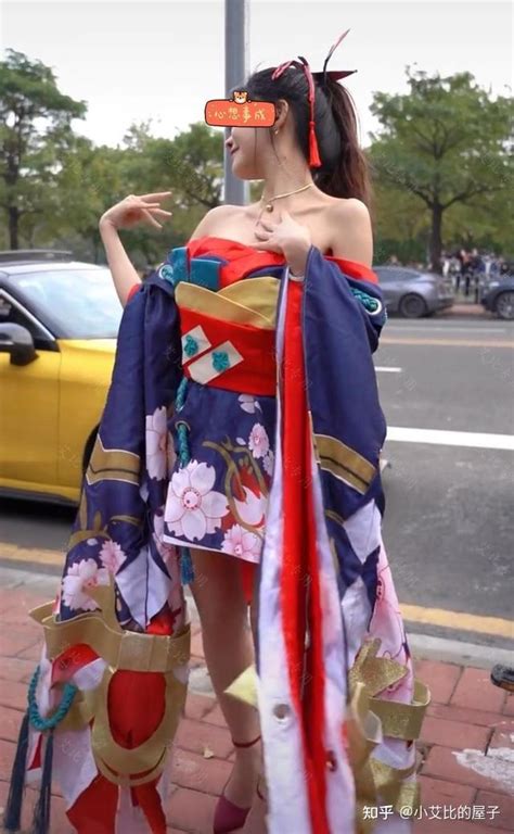 女子身穿奇装异服在大街上变换姿势进行摆拍引来众人围观 知乎