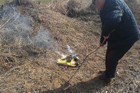 返乡祭祖：用真钱印火纸 烧纸画圈防丢失