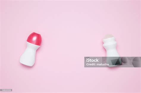 분홍색 배경에 화장품 미용 제품 데오도란트 브랜딩 모형을 사용하십시오 피부 관리와 아름다움 개념 평면도 평면도 복사 공간 체취