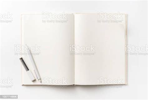 밝은 노란색 패브릭 노트북 펜 플립 컬 압 연 페이지와 흰색 오픈 페이지 이랑 배경에 고립의 상위 뷰 컬렉션 가리기에 대한 스톡