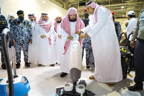 جريدة الرياض السديس يدشن عدداً من آليات النظافة الجديدة في المسجد الحرام