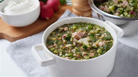 Okroshka 오이 무 달걀 사워 크림과 녹색 양파를 곁들인 딜을 곁들인 여름 가벼운 차가운 수프 오크로시카에 대한 스톡 사진 및 기타 이미지 Istock