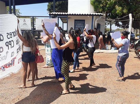 cartazes familiares de detentos fazem protesto na porta da CPPP e pedem saída de diretor