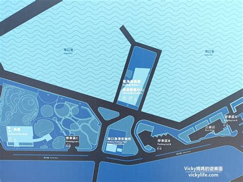 屏東車城海口港旅遊服務中心看海美術館站在棧道上放空看海 Vicky 媽媽的遊樂園