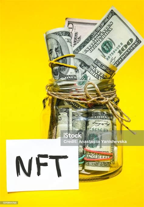 Nft 비균성 토큰 텍스트입니다 개념 단어 Nft 비 균식 토큰 종이 빈에 달러 지폐의 배경 블록체인 자산 암호화 아트 디지털