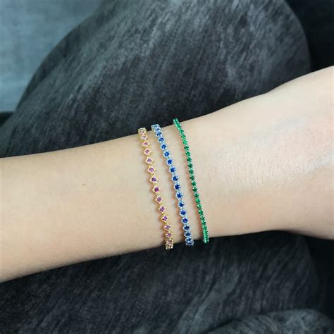 聽表姐說大家吃飯的時候姨丈又開始唸表姐 女孩子喔都四十了不好找了啦唸個沒完表姐也不理他吃自己的飯 你回國以後有交幾個