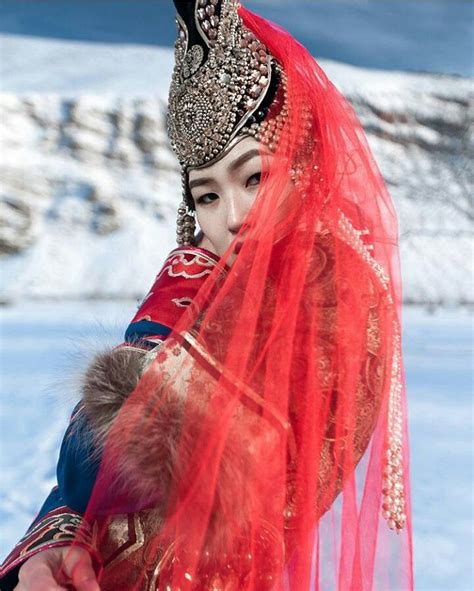 Республика Тыва Этнические наряды Портреты девушек Традиционные платья